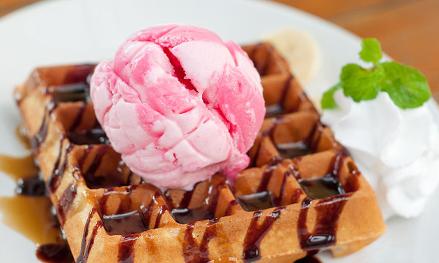 IJssalon IJskoud de Beste Zaandam, Warme wafel + ijs + toppings voor ...