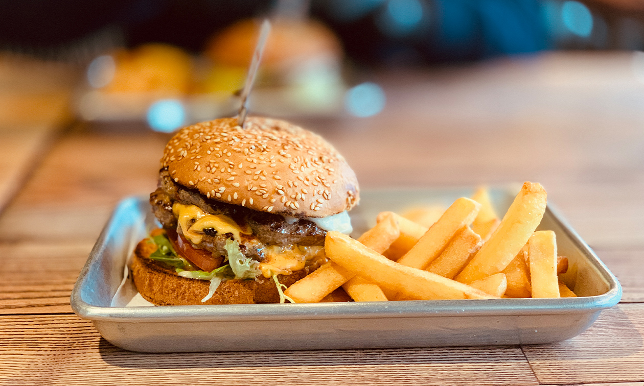 Yummy Burger, Burger + friet + saus + drankje naar keuze bespaar 43% in ...